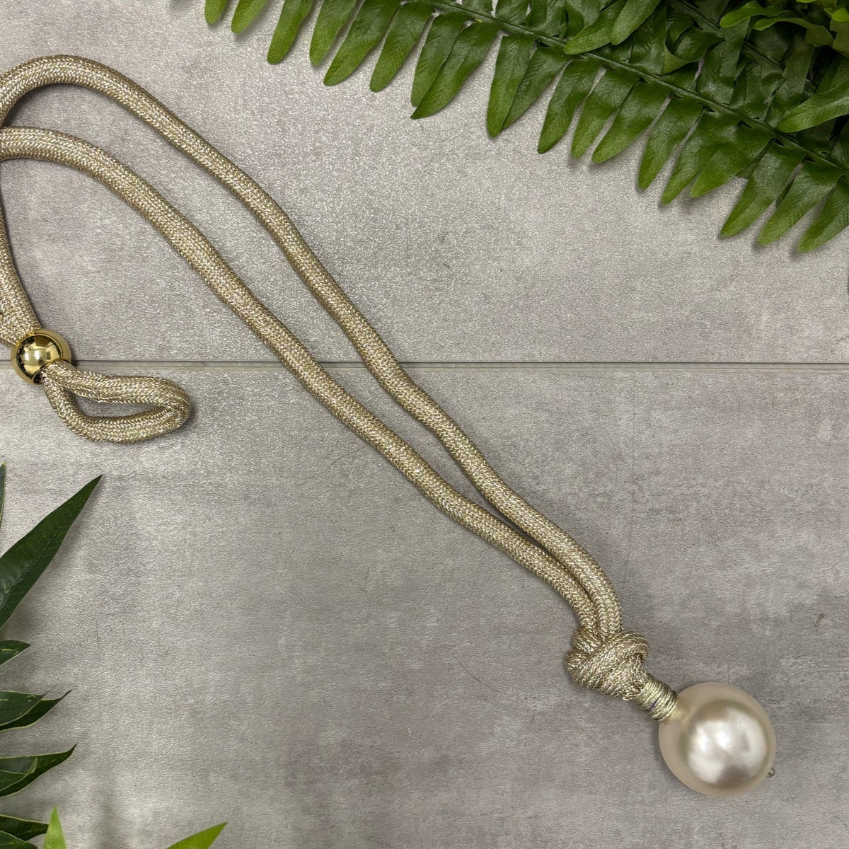 Besiana Necklace – Pearls & Roses