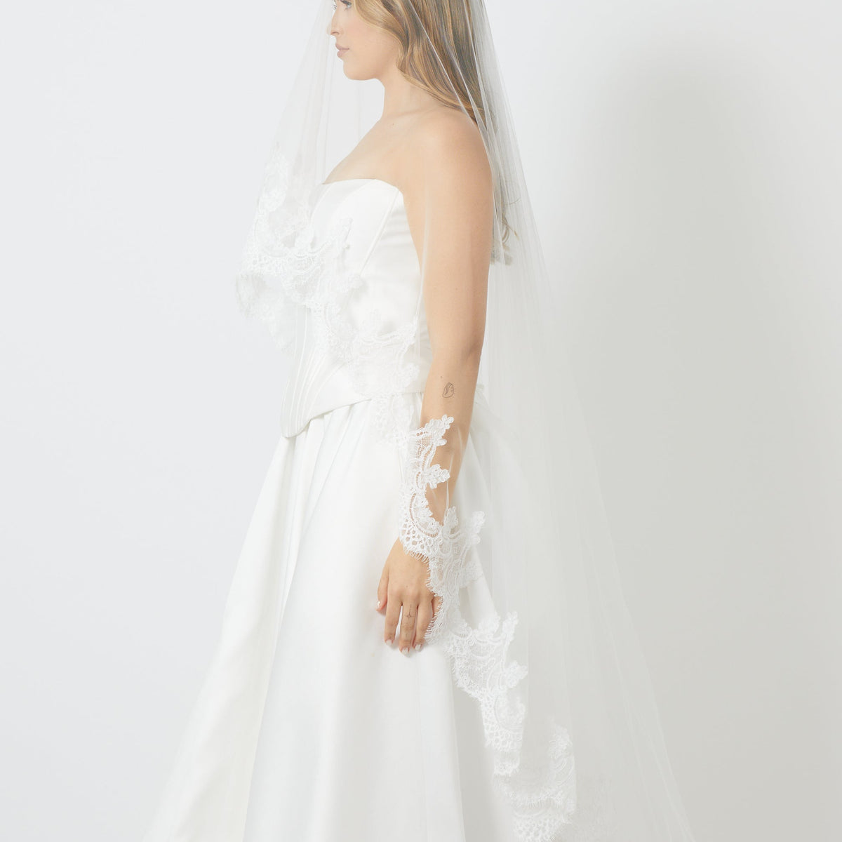 Amelia French Lace – Pearls & Roses